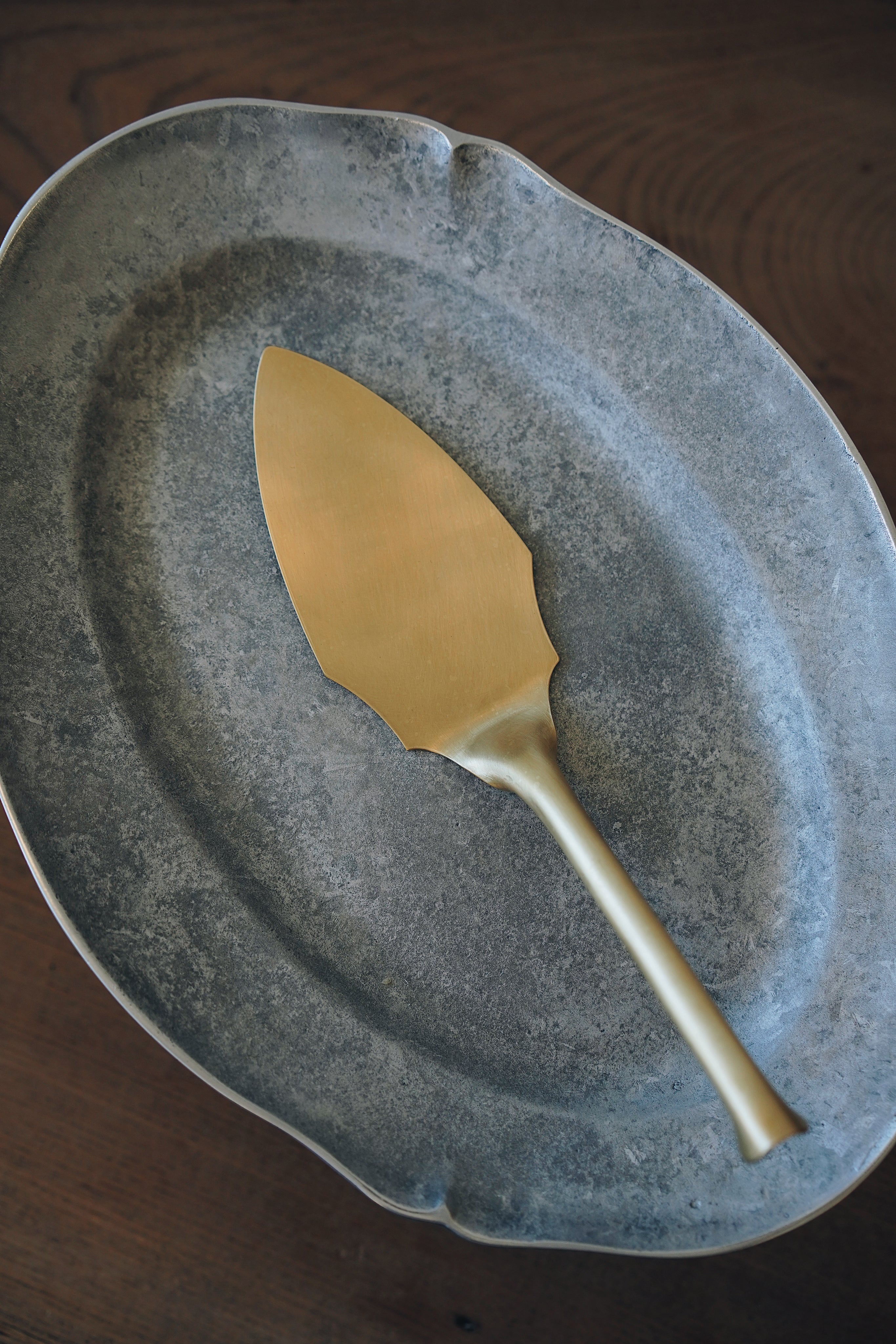 Nagako Fujita - Brass Cake Server – Kurashi Japanese Crafts