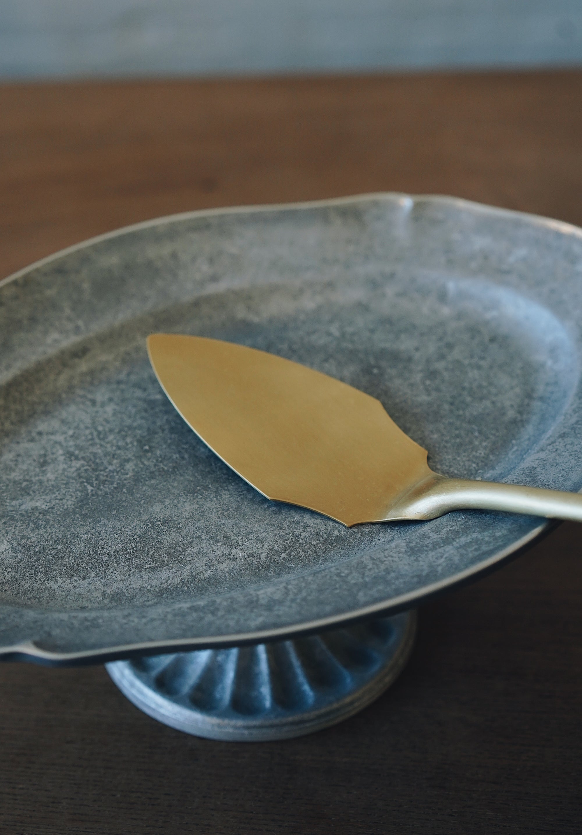 Nagako Fujita - Brass Cake Server – Kurashi Japanese Crafts